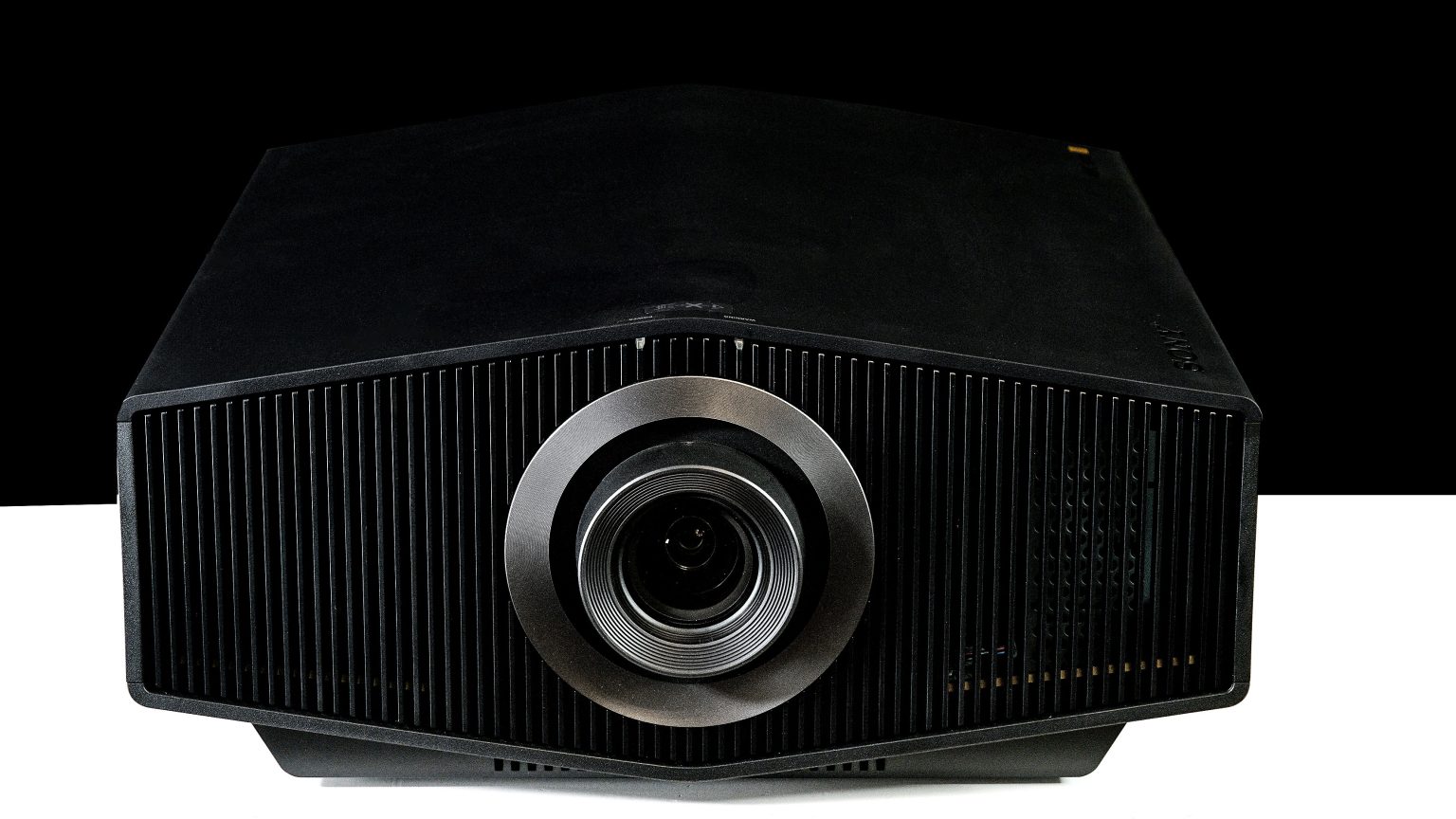 TEST: SONY VPL-XW8100ES – Strahlend heller High-End-Projektor mit 4K ...
